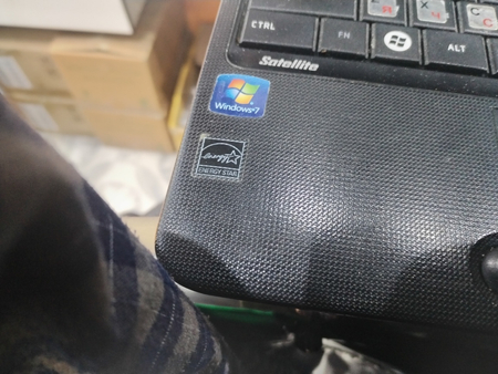 Noutbuk sotiladi Toshiba