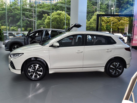 BYD E2 yangi rangi oq