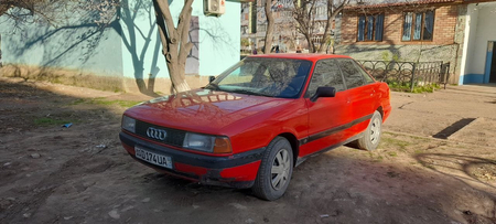 Audi 80 xolati yaxshi, sotiladi.