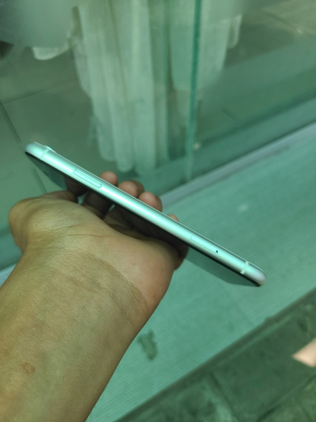 IPhone XR tinniq xolatda