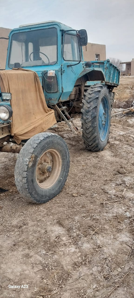 MTZ 80 sotiladi narxi kelishamiz adres Beruniy tumani biybozar ofiida