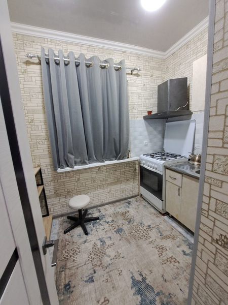 Срочно продам Чиланзар-6 кв, кирпич, 1 ком переделанная в 2 ком 1 этаж