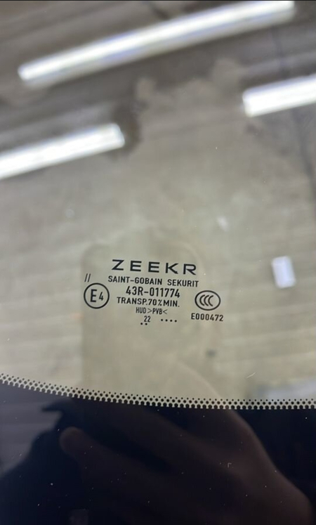Стекло лобовое zeekr001