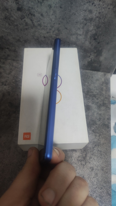 Продам флагман Mi 8se 4/64gb