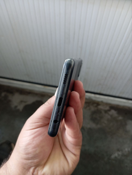 Samsung galaxi a12 4/64 xolati alo faqat uzim ishlatganman aybi yuq