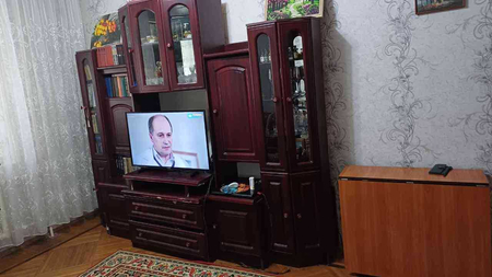 продается стенка и стол книга