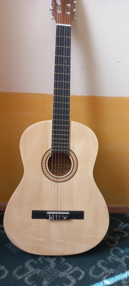 Klassik gitara sotiladi