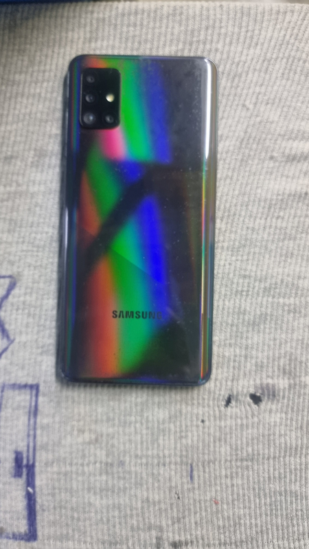 Samsung a51 holati yaxshi bitta aybi bor 250ming bilan ishi bitadi