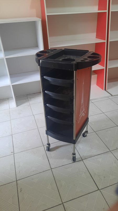 ПРОДАЕТСЯ мебель для салона красоты