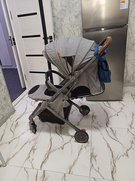 Продаётся фирменный чемодан коляска