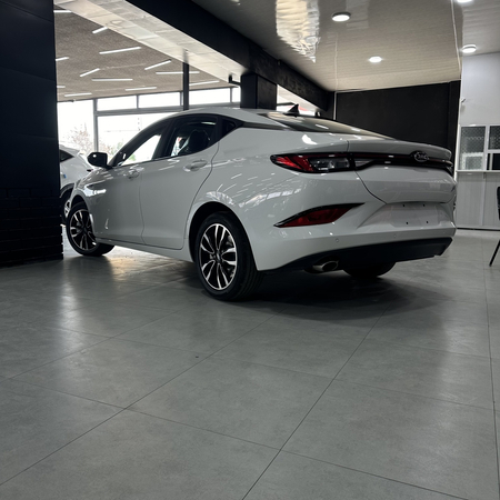 JAC J7 Avtosalonda