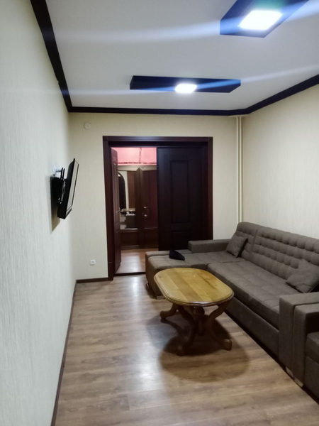 Юнусобад3 базар 80м² 3 комнаты с мебелью 2я линия от дороги