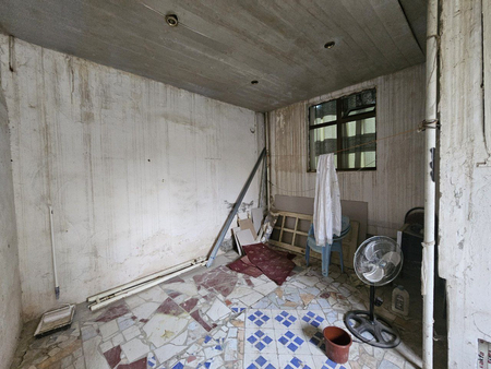 1 xonali 40m² + 20m² hovlichasi ham bor.
5 qavatli panelniy dom.
Manzi