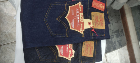 Джинсы LEVI\\\'S лецинзионные.