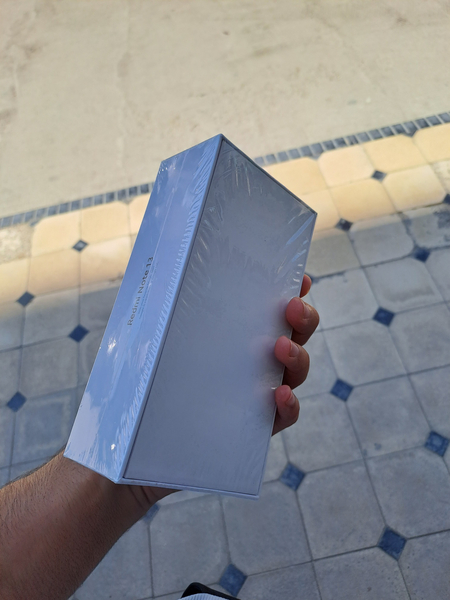 Redmi note 13 8/256 1 yil kafolati bor yangi qiziqanla tel qisin