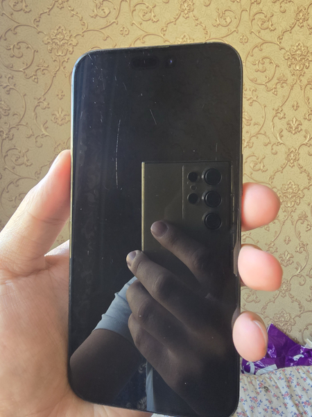 Iphone 15 Pro max 99% holati yahshi ekranida kalit qirgan joylari bor