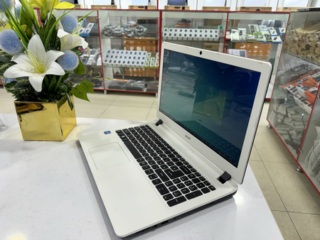 Acer 8 gb ram 256 ssd 500 gb hdd ofis ishlari uchun juda ishlaydi