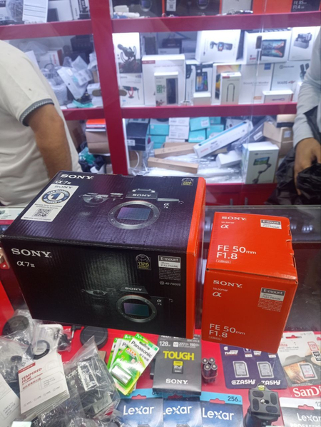 Camera Sony A7  F1.8 rasmga ham oladi