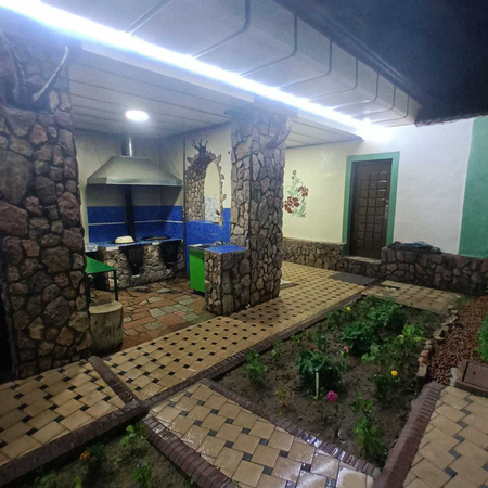 Oilaviy dam olish uchun dacha bor. Chorvoq markazida.