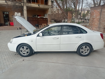 Продаётся lacetti 1.8 в хорошем состоянии
