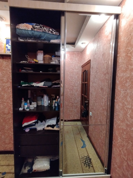 Шкаф купе зеркальный, высокий.