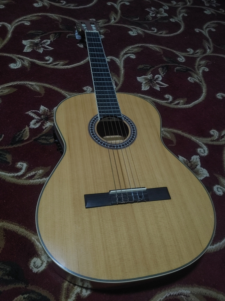 Gitara sotiladi Klassik Ekvalayzerli