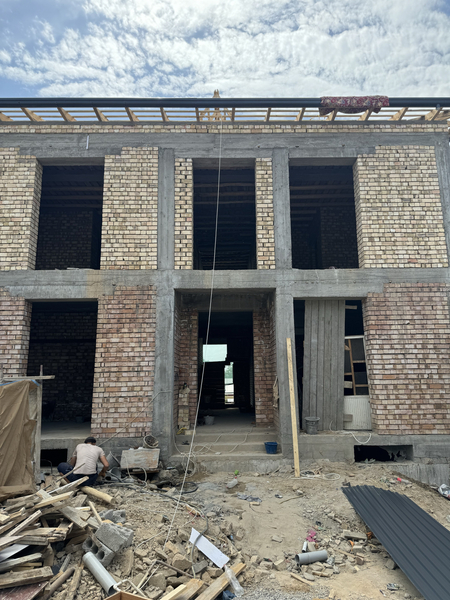 Продается коробка 480 кв.м. Участок 2,8 сотки в элитной махале.