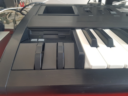 Ensoniq ts10 pachtiy chalinmagan uyda turadi