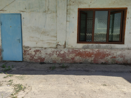 Yakkasaroy tumani askiya bozor orqasidigi 2 etjni dom 1 etajidigi uy