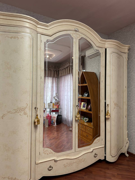 Продается новая итальянская спальня мебель. мебель почти не пользовали