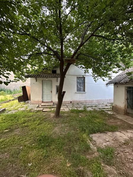 Срочно продаётся участок в Самом Центре Кибрая. 4.5 сотки.