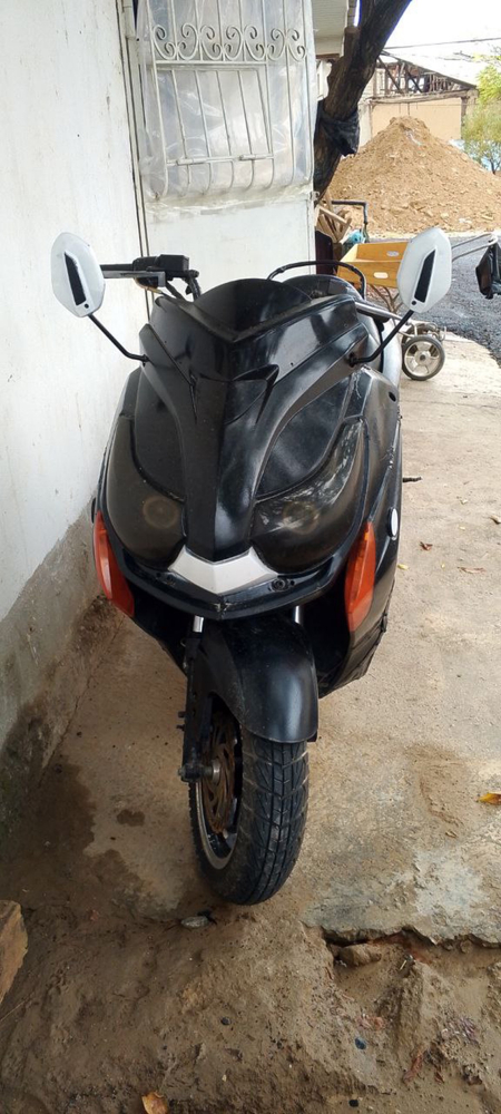 skuter maxi 150 kubli yaxwi holatda
