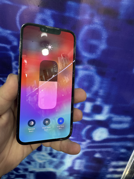 Phone 13 pro sotiladi  256 gb  emkost 82