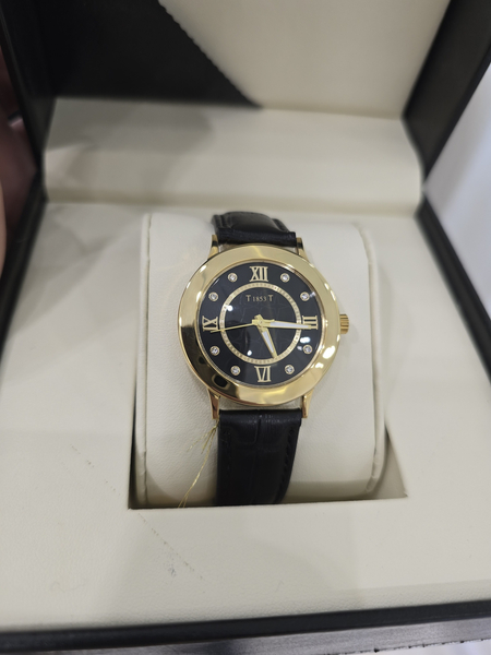 Продам часы Tissot женские в золотом корпусе 750 пробы \\n750 пробы