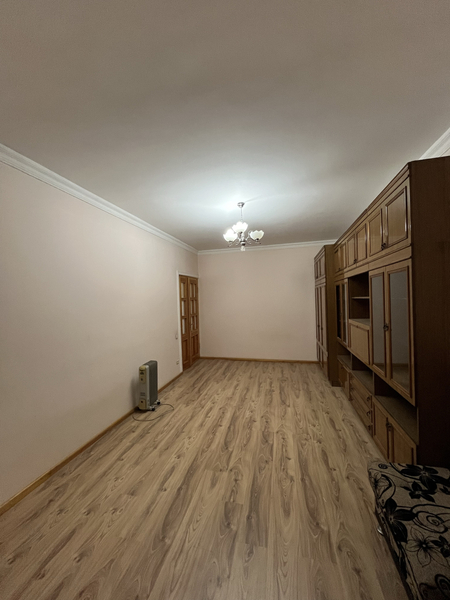 БУЗ-2 продается 2комнатная 77-серич / 3 этаж срочно