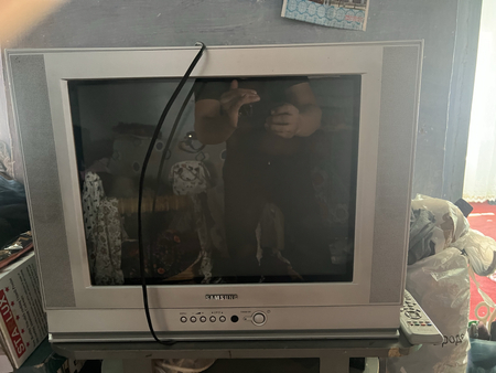 Tv juda yaxshi ishlab turibdi biz yangi tv olganimiz sababli sotamz