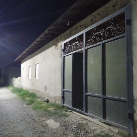 Uy sotladi tayor yashab turlgan