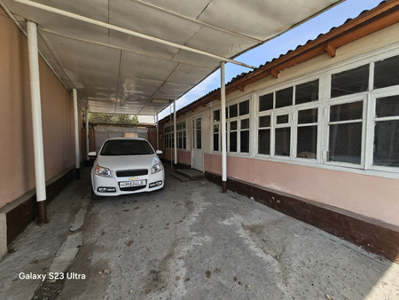 Xovli uy sotiladi 8 sotixlik kok saroy oldida