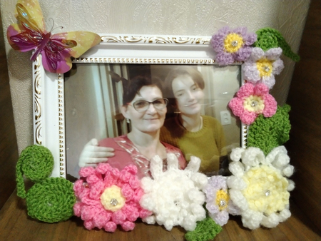 Фоторамки украшенные вязаными цветами, бабочками