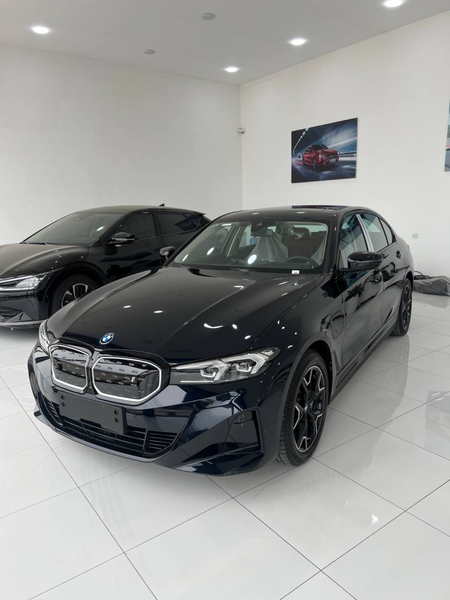 BMW i3 40L qizil salon. Rangi qora