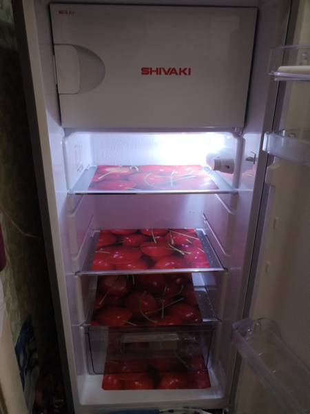 Продам холодильник 2022 года