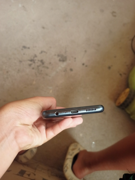 Samsung galaxy a04 4+2/64 holati yaxshi ekrani ozgina singan