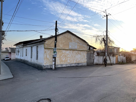Olmazor tumani yer xisobida uchaska sotiladi