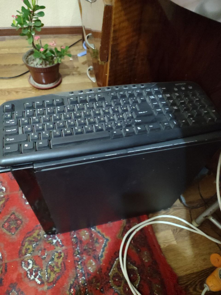 Kompyuter sotiladi komplekt  xolati yaxshi .