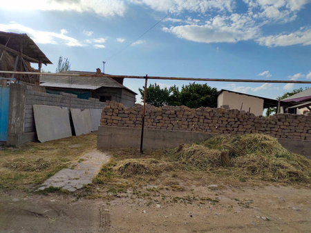 Продается участок 8 сотых, от поста Рохат 5 км езды, ахмад яссвый.