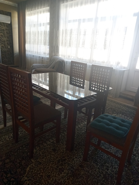 Продается стеклянный стол,шесть стульев