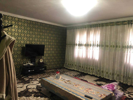 Ховли уй жихозлари билан сотилади