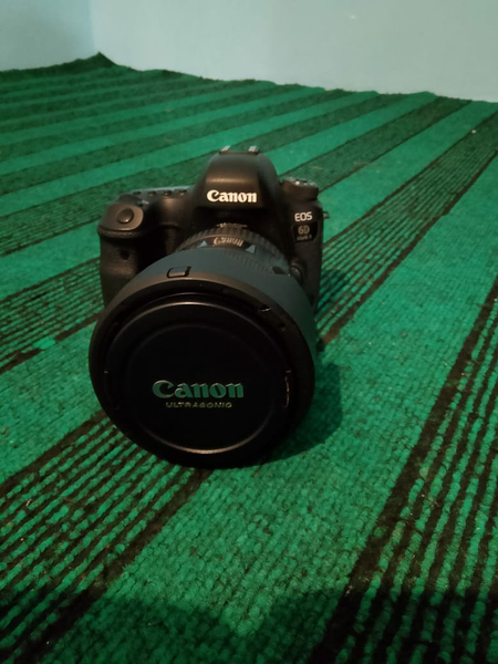 Kamera sotiladi  Canon EOS 6D Mark 2