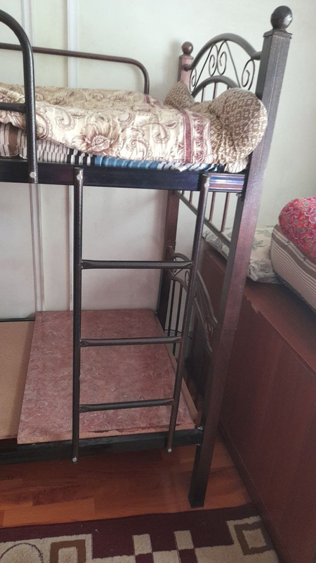 Продаётся двухяростная металлическая кровать в отличном состоянии.