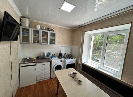 Novza metrosi oldida 2/2/4 40m² boʻlgan shinam kvartira ijaraga